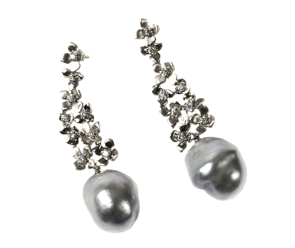 Orecchini in oro 18 carati con perle barocche e brillanti - Italia ...